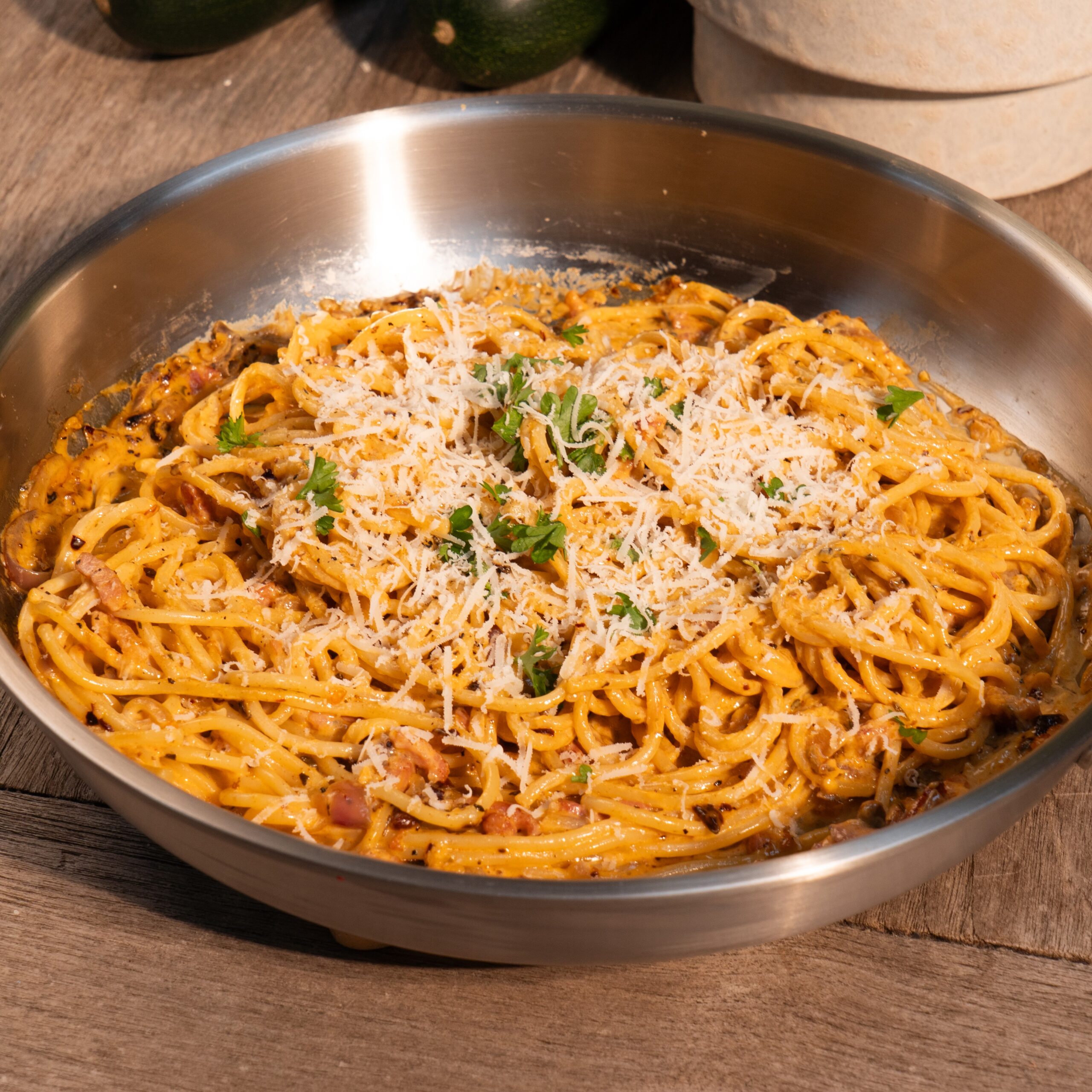 Recept Romige spaghetti met spekjes, chili-olie en rode ui - Grand'Italia